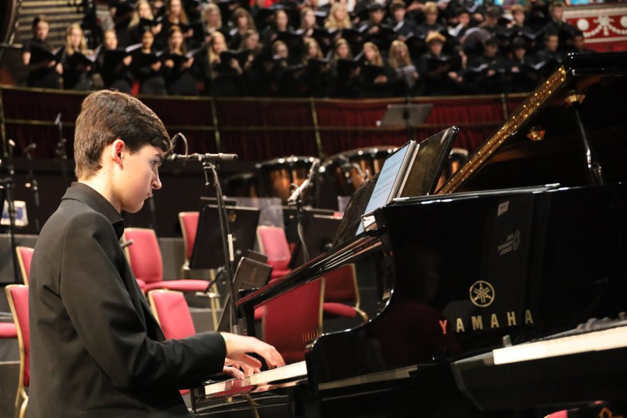 Exceptional Organist Thomas plays at Westminster Abbey | Brighton College